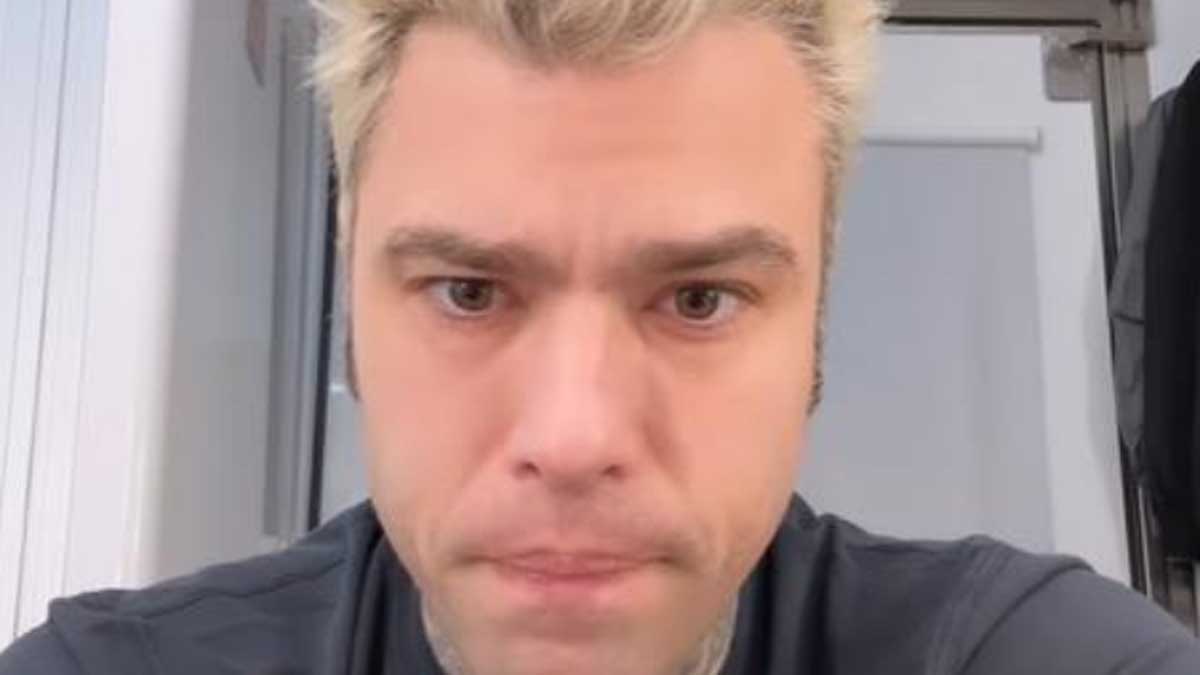 Fedez e la balbuzie, cosa sta succedendo? “Fatico a formulare le frasi”