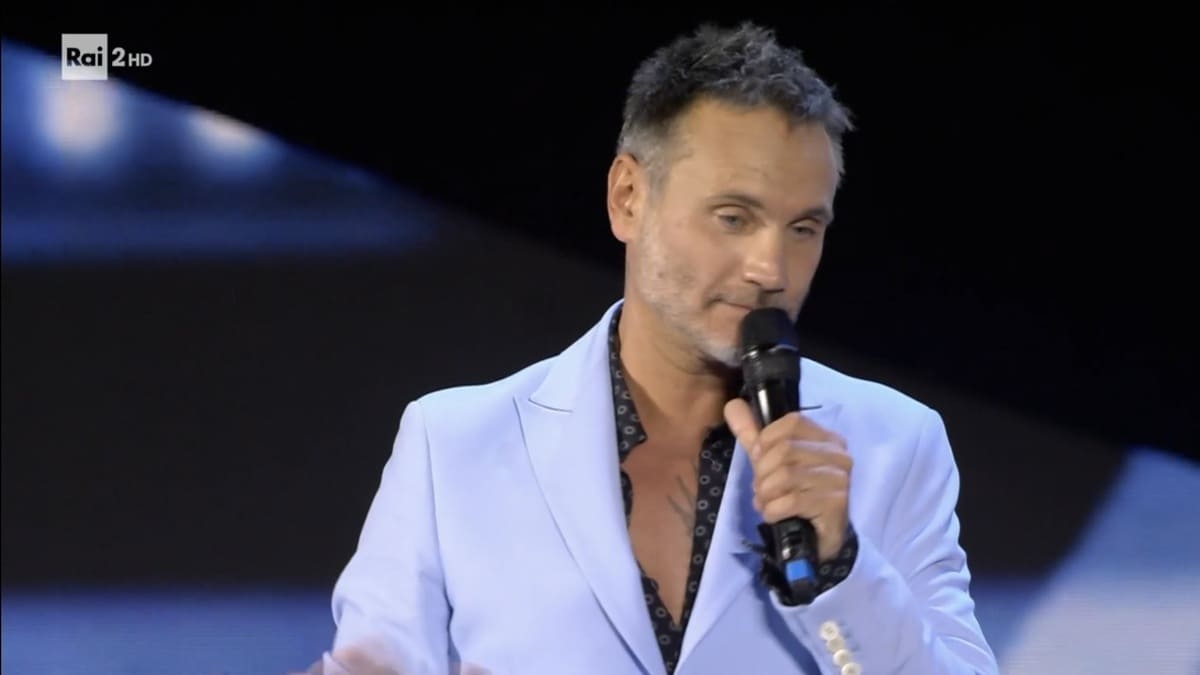 Nek e il toccante gesto per Carlo Conti: Nek e il toccante gesto per Carlo Conti: