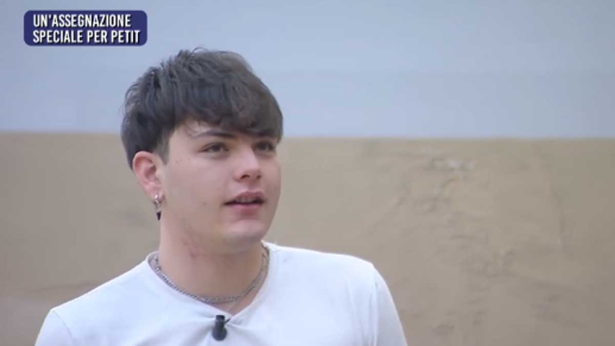 Amici 23, daytime oggi 18 gennaio: Petit in crisi per un compito, c'entra la nonna morta