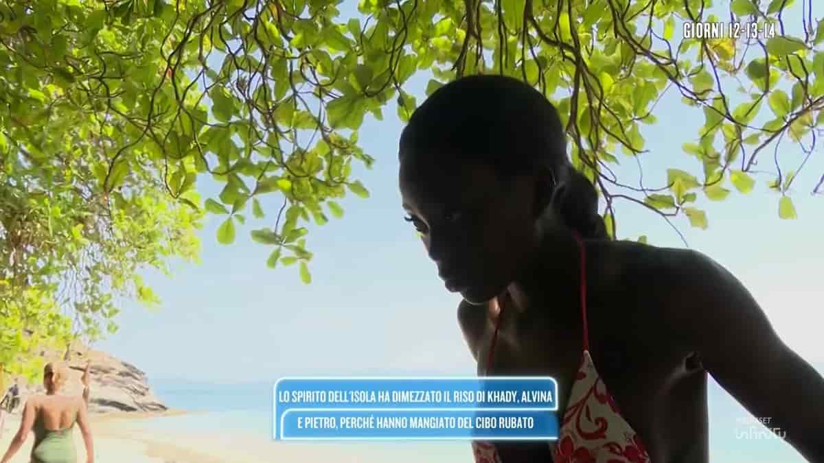Isola dei famosi, scatta la ribellione di Khady: non resiste più alla fame Isola dei famosi, scatta la ribellione di Khady: non resiste più alla fame